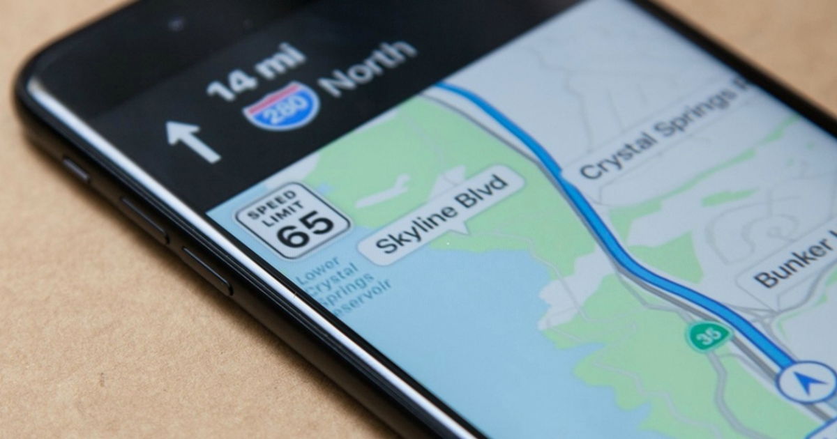 Cómo notificar de un problema con una dirección o negocio en Apple Maps