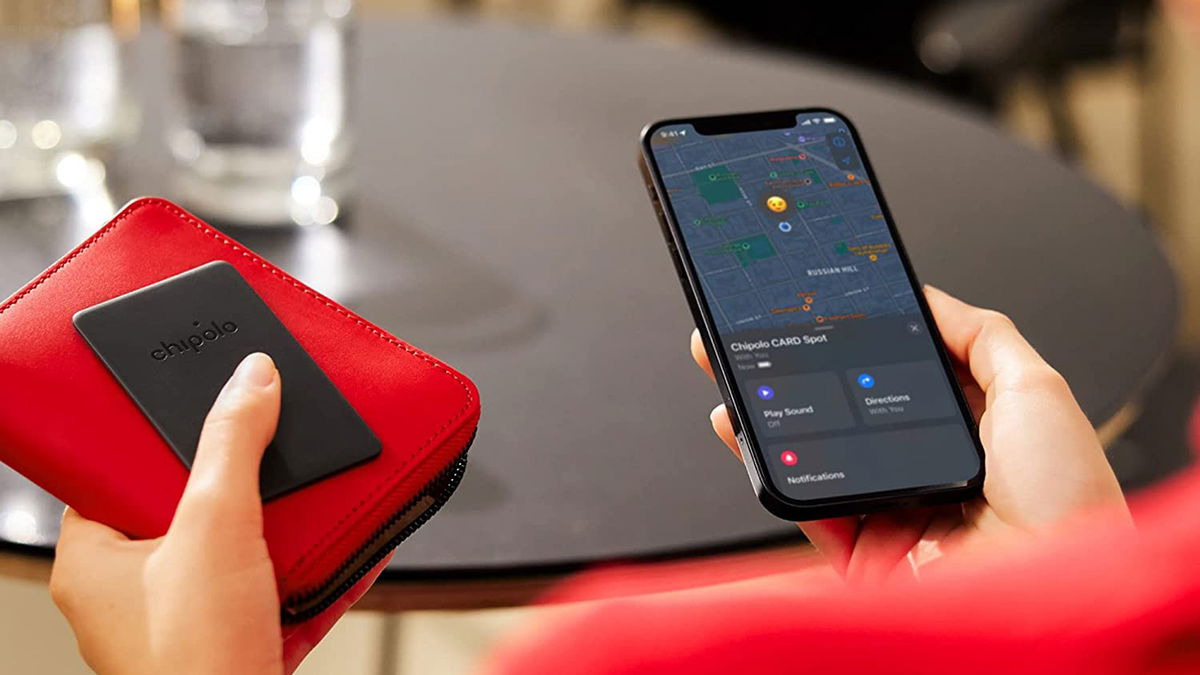 An AirTag in the form of a card and compatible with the Apple search ...